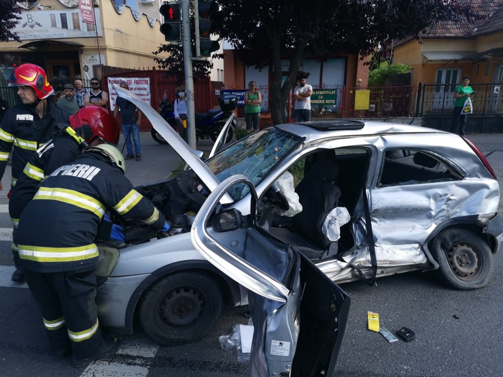 Ziua de Cluj | ACCIDENT în Cluj-Napoca cu două mașini. Tânăr de 19 ani ...