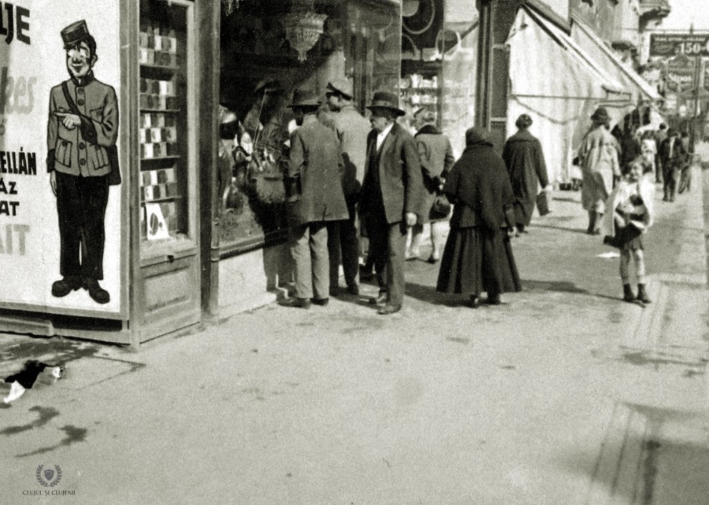 Ziua de Cluj | Clujul interbelic: oameni care se uită în vitrina unui ...